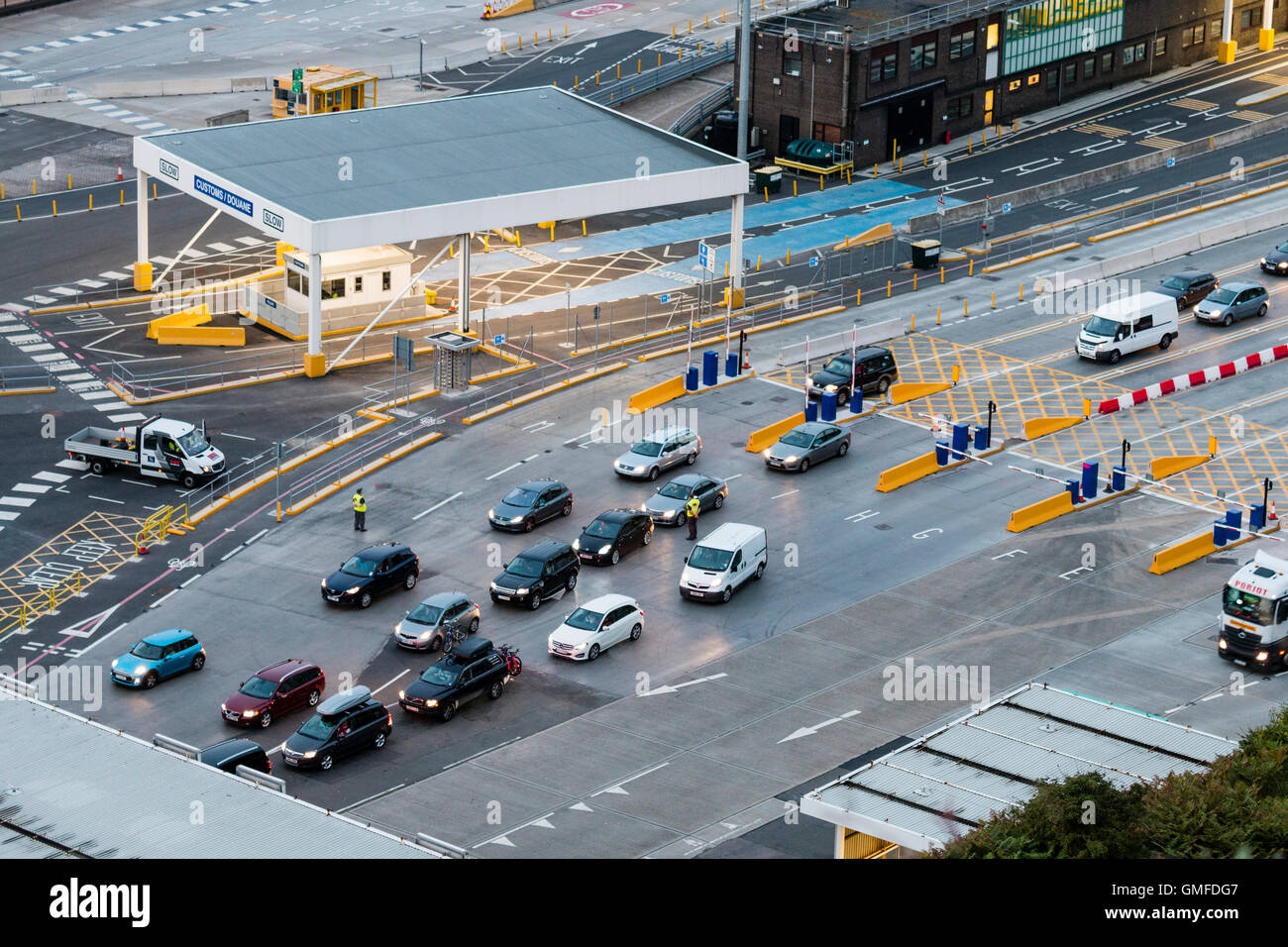 Immigration border control queue hi-res stock photography and images ...