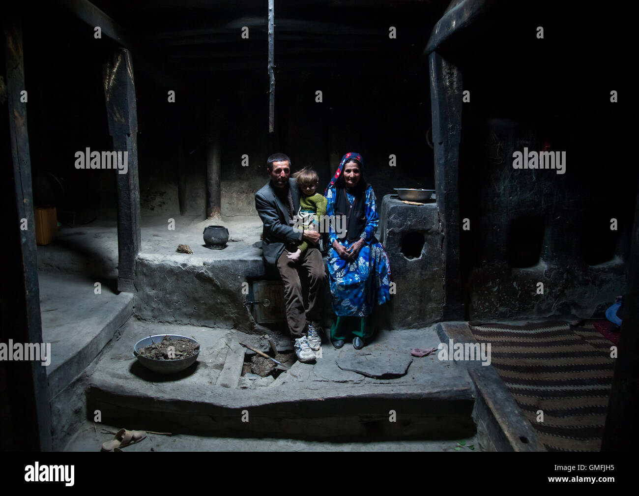Traditional afghanistan family hi-res stock photography and images - Alamy