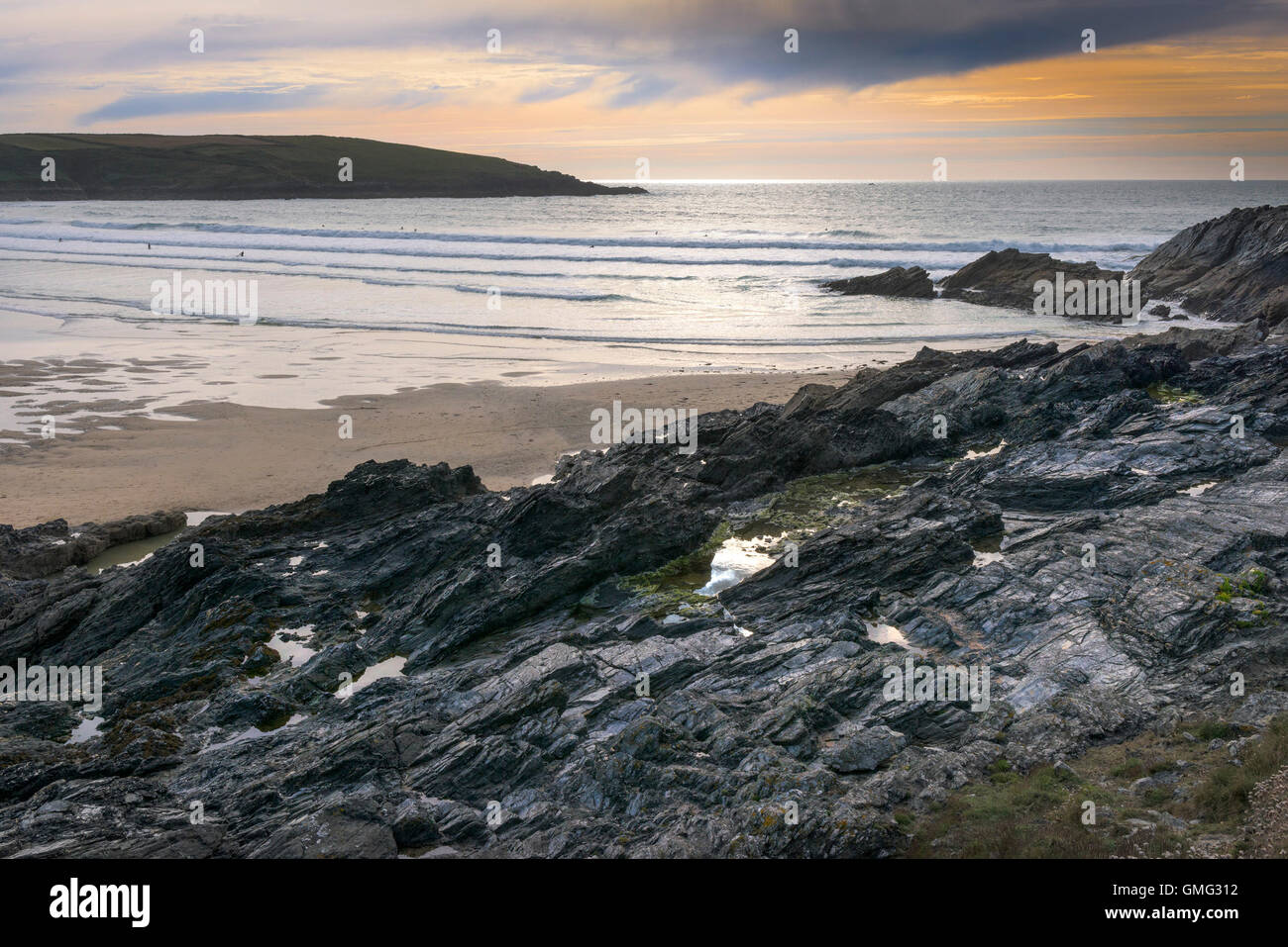Sunset over an incoming tide at Crantock Beach in Newquay, Cornwall ...