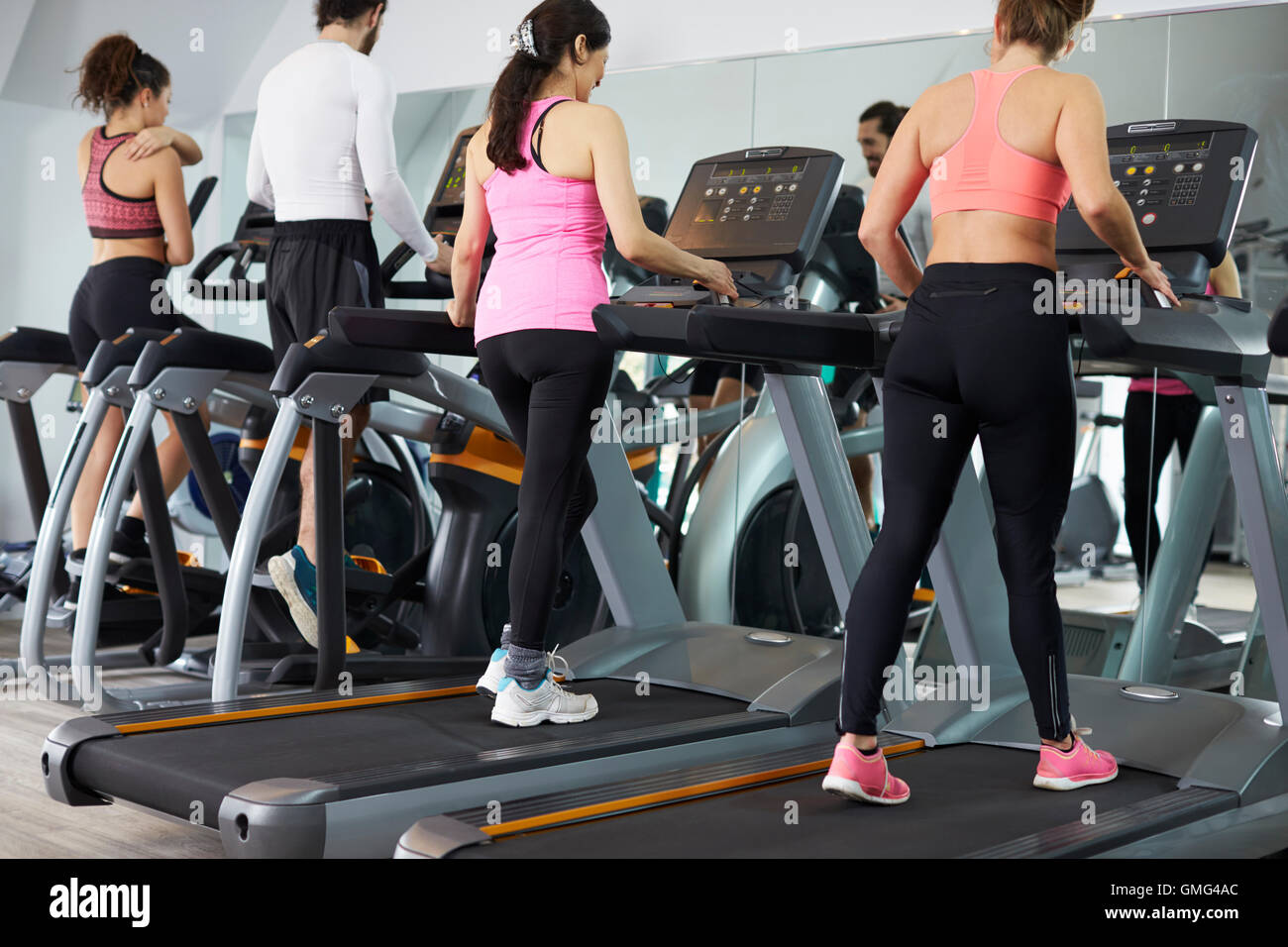 Busy gym hi-res stock photography and images - Alamy