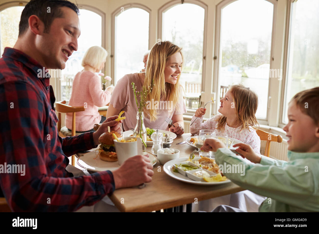 Family four in restaurant hi-res stock photography and images - Alamy