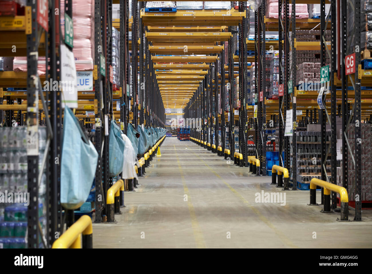View down a central aisle in a large distribution warehouse Stock Photo ...