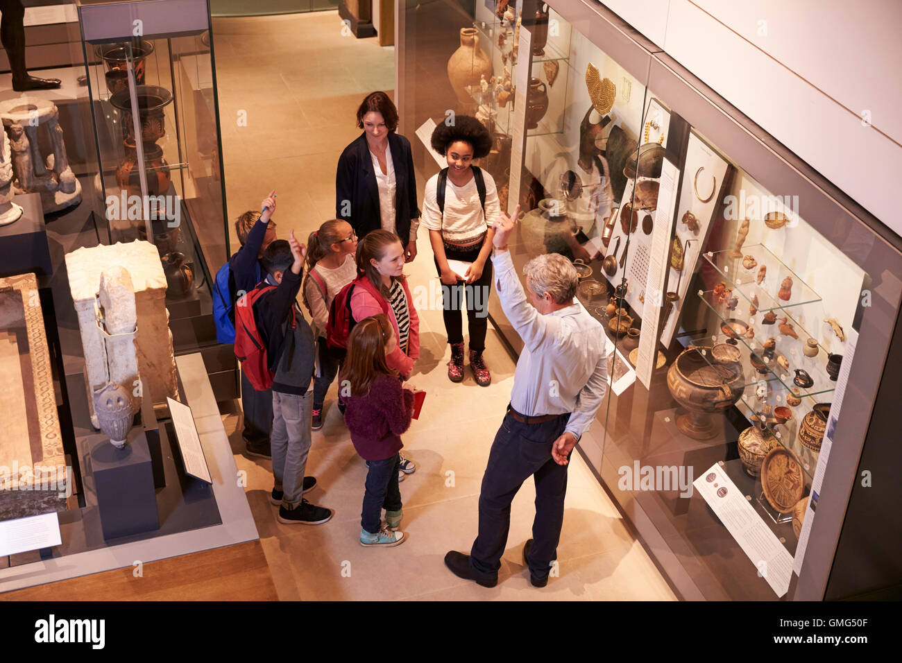 Students museum guide hi-res stock photography and images - Alamy