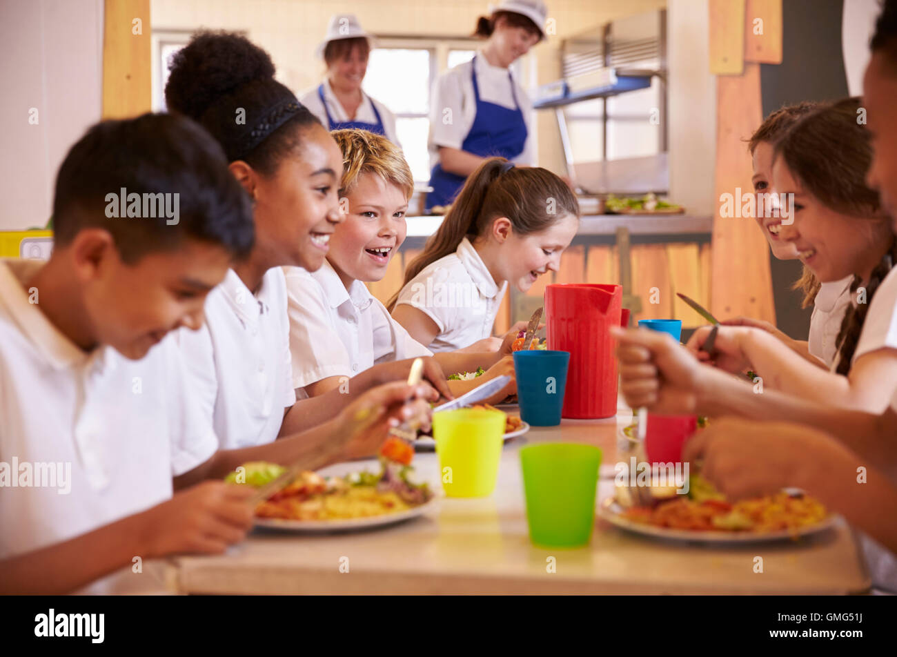 Teens eating in cafeteria hi-res stock photography and images - Alamy