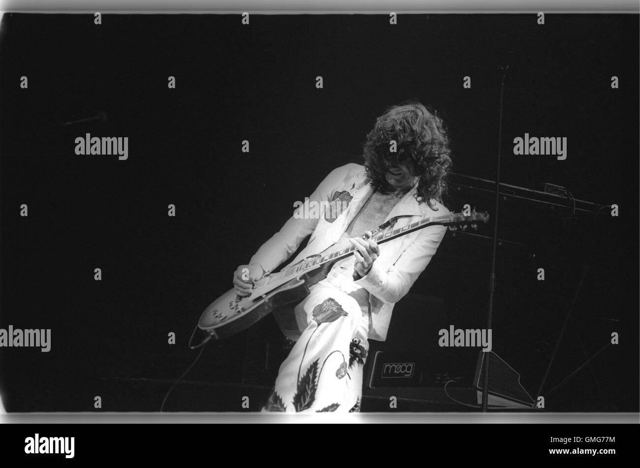 Led zeppelin 1977 hi-res stock photography and images - Alamy