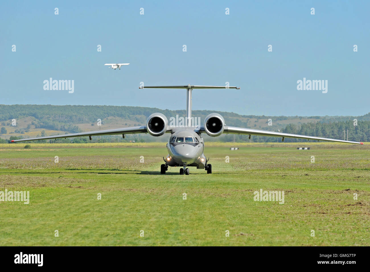 Antonov 72 hi-res stock photography and images - Alamy