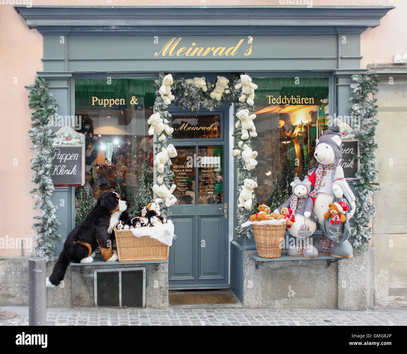 Bear sidewalk hi-res stock photography and images - Alamy
