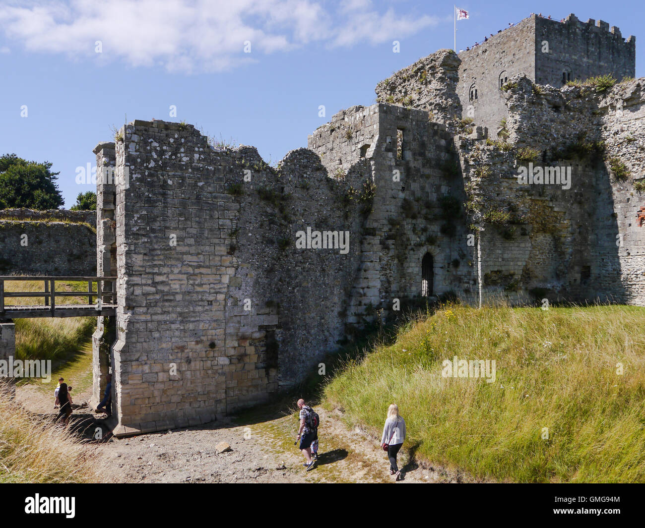 Castle moat drawbridge hi-res stock photography and images - Alamy