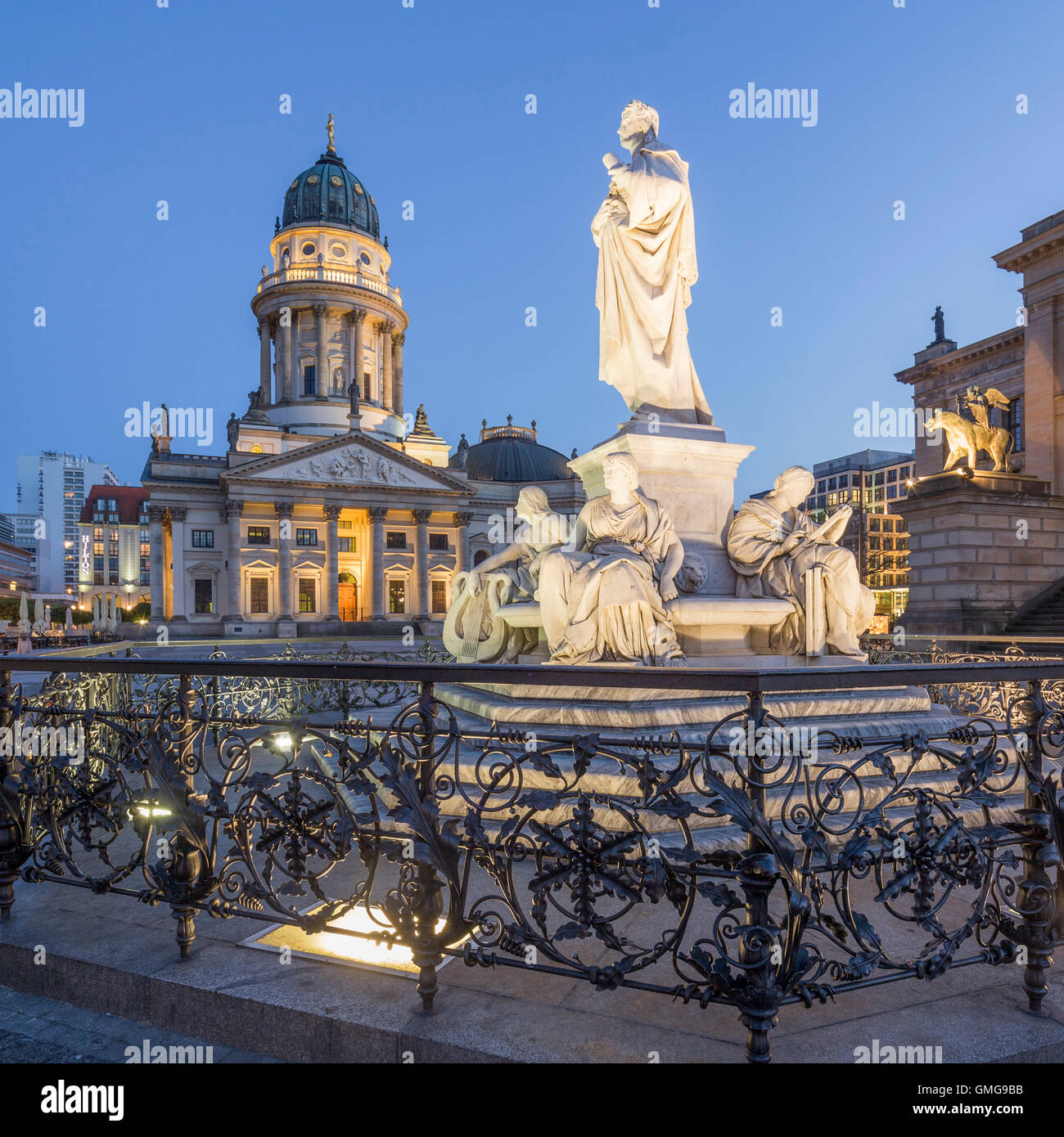 Statue with dome hi-res stock photography and images - Alamy