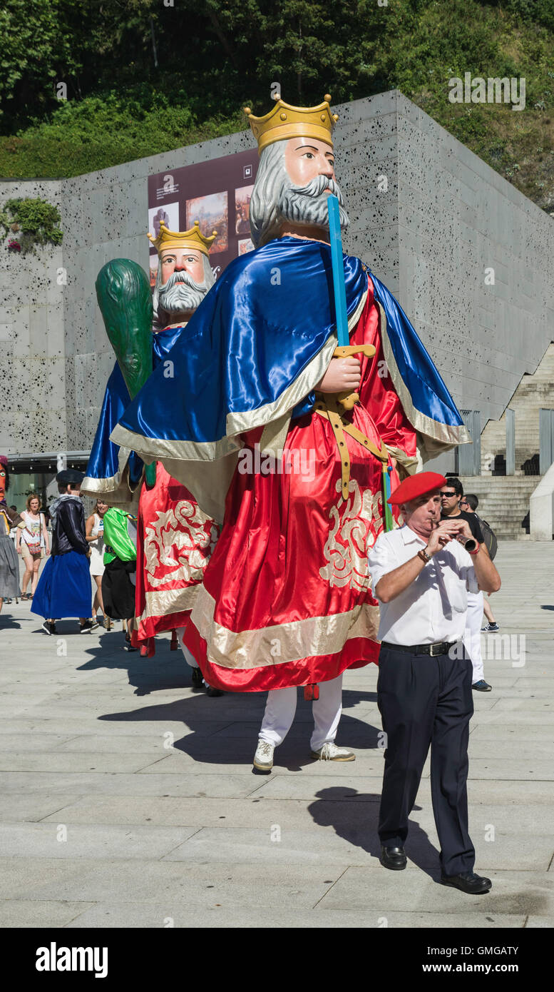 Gigantes y cabezudos hi-res stock photography and images - Alamy