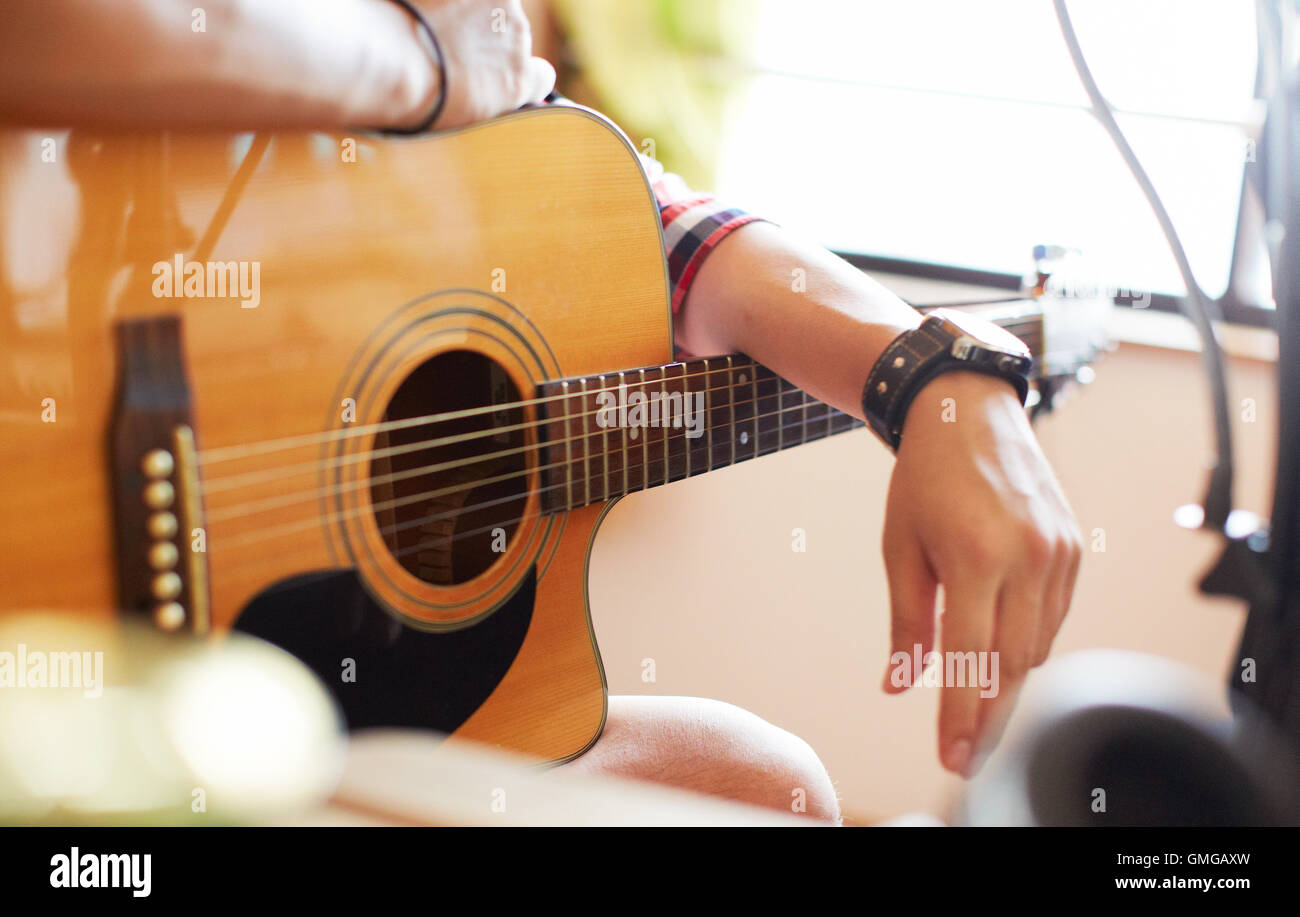 Keyboard bass hi-res stock photography and images - Alamy