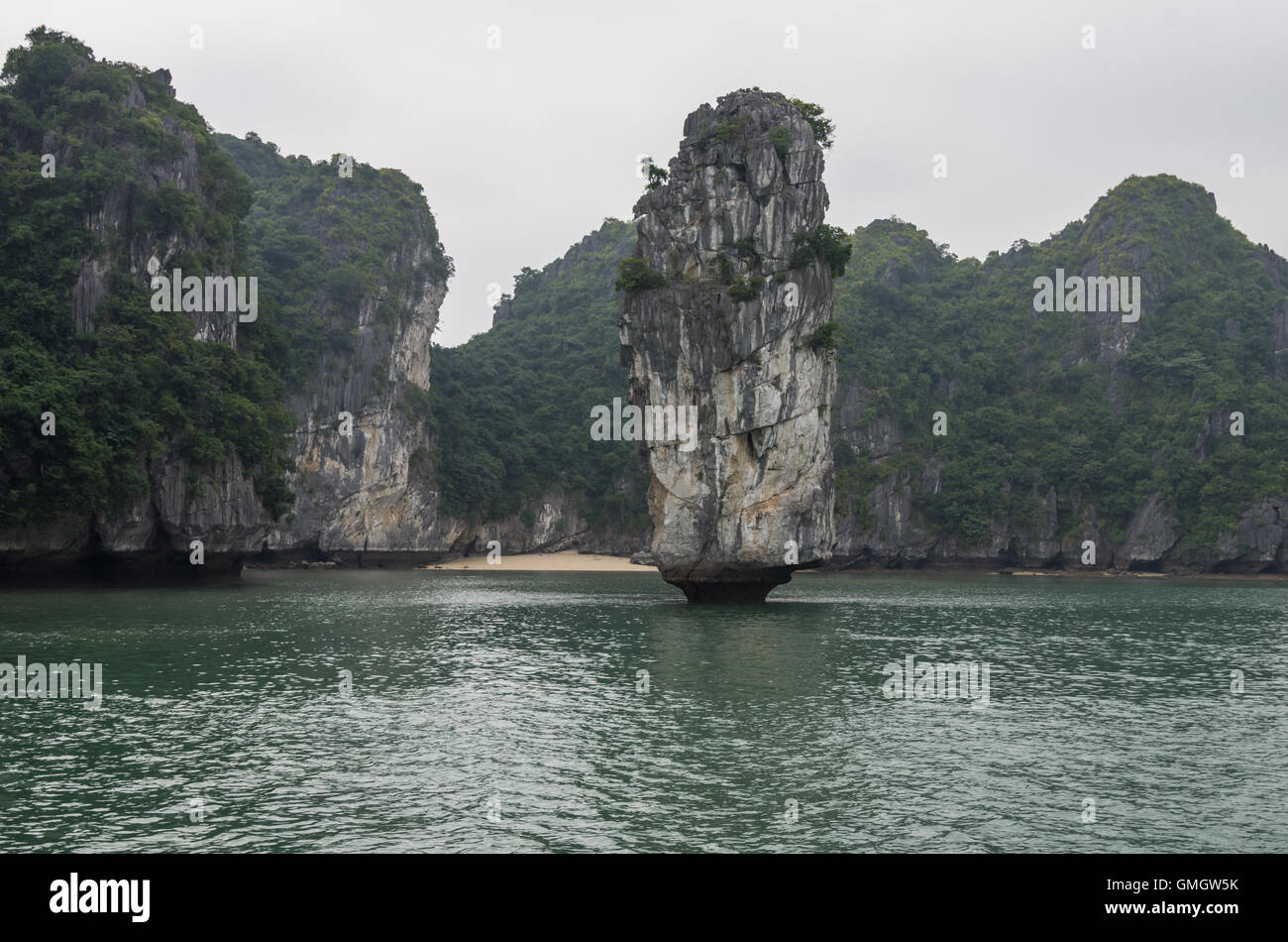 Beautiful limestone mountain scenery at Ha Long Bay, North Vietnam ...