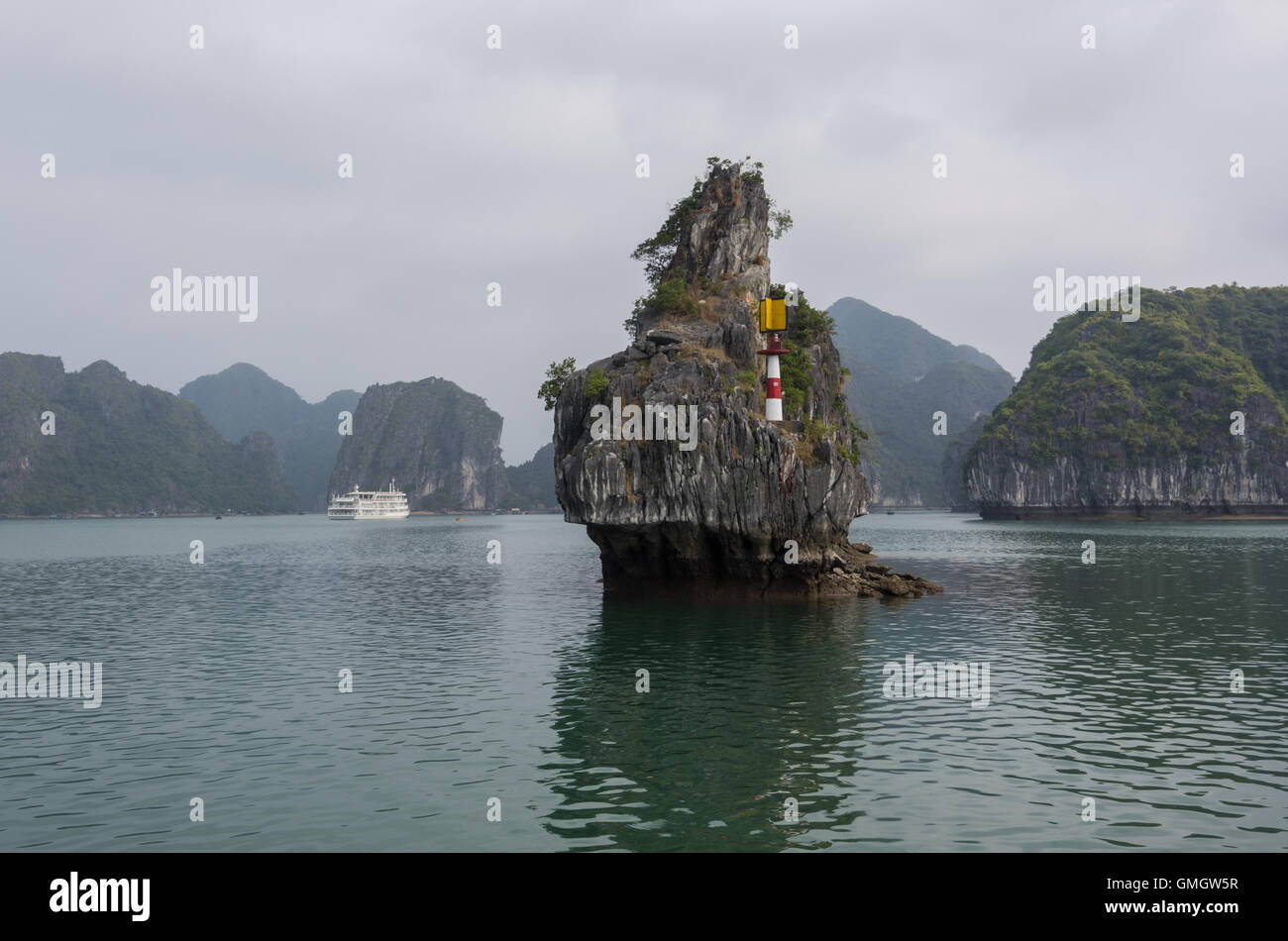 Beautiful limestone mountain scenery at Ha Long Bay, North Vietnam ...