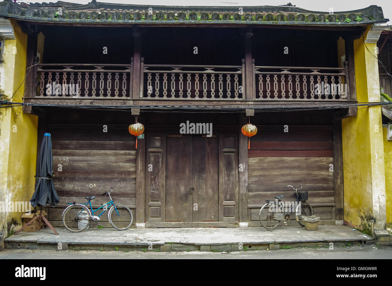 Chinese wooden house hi-res stock photography and images - Alamy