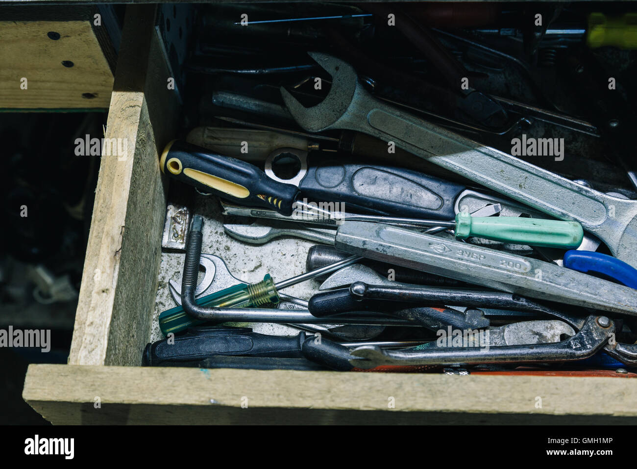 Measuring tool with metal bars on table Stock Photo - Alamy