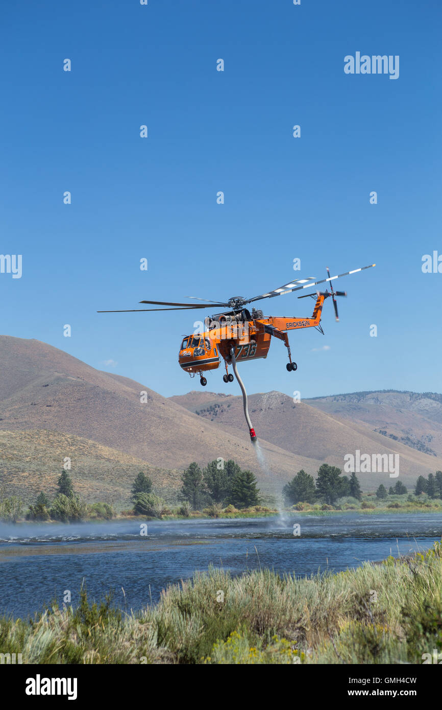 Erickson firefighting helicopter Helitanker uses its Hover Snorkel to ...