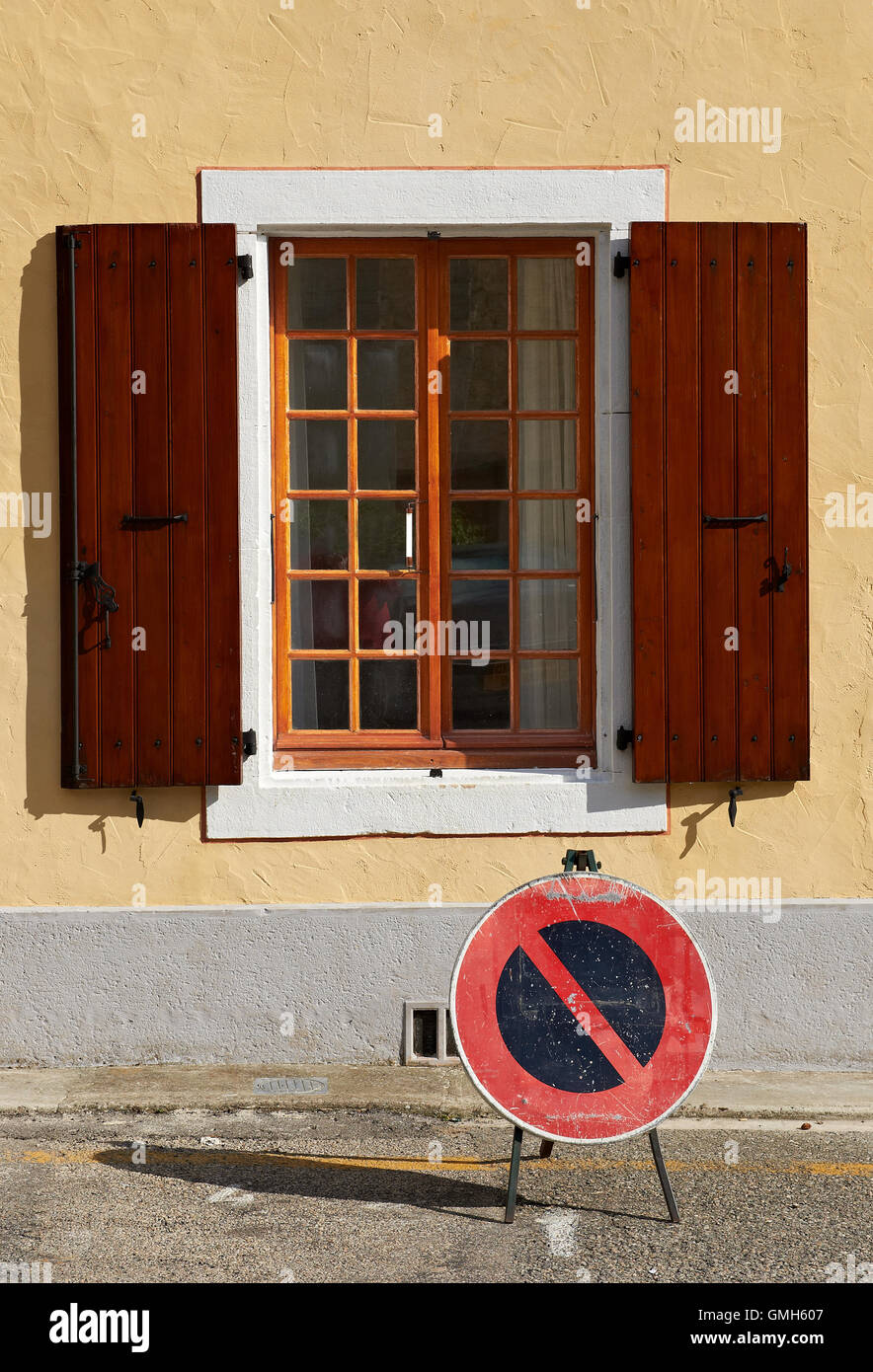 Curtain open circle hi-res stock photography and images - Alamy