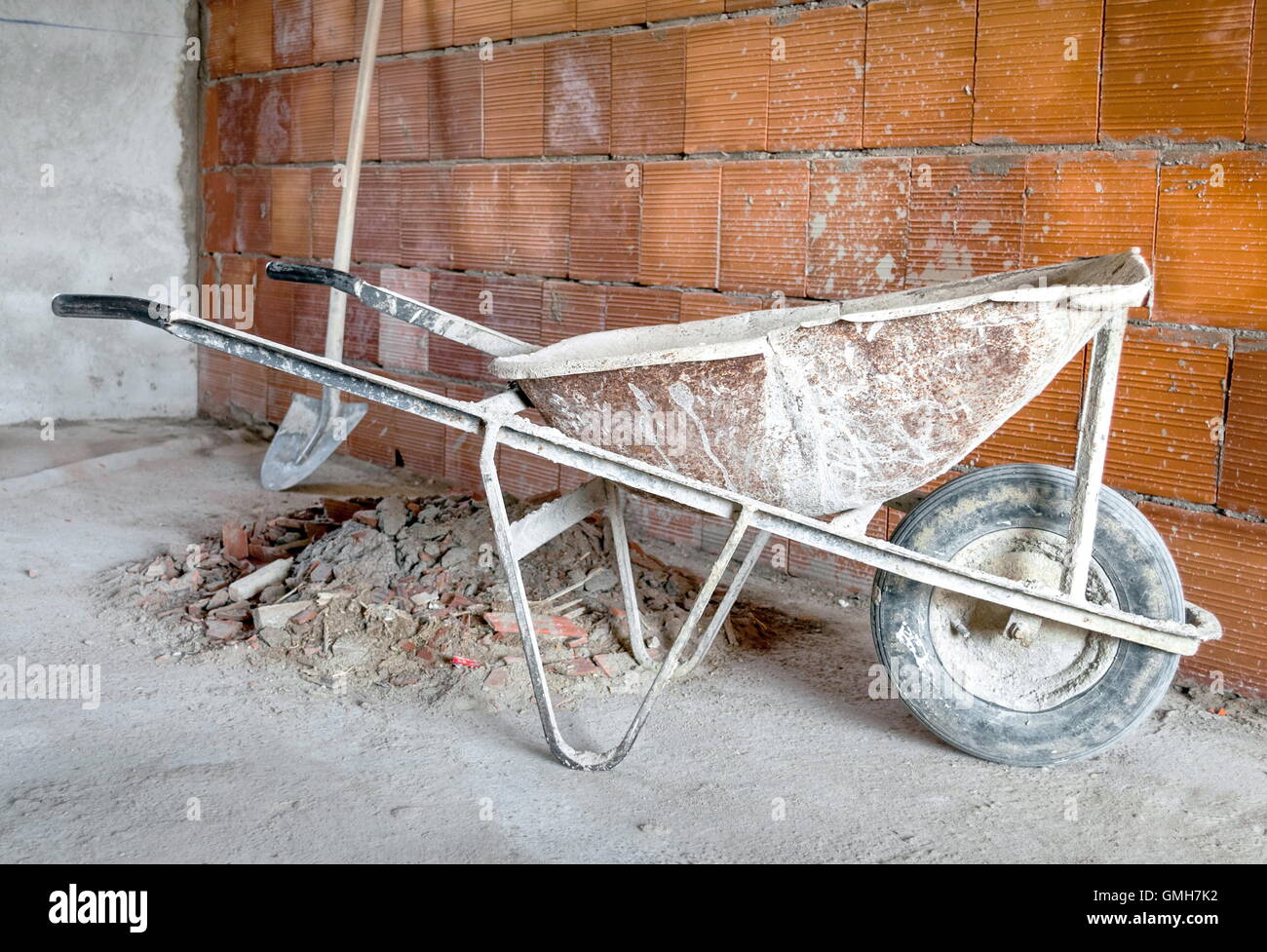 Mason shovel hi-res stock photography and images - Alamy