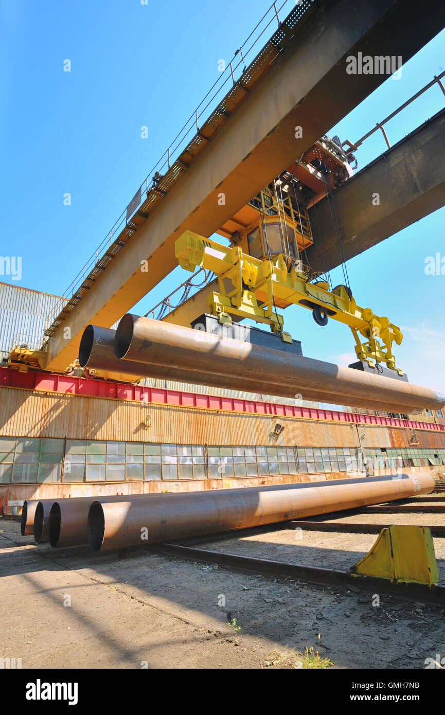 Crane moving pipe hi-res stock photography and images - Alamy