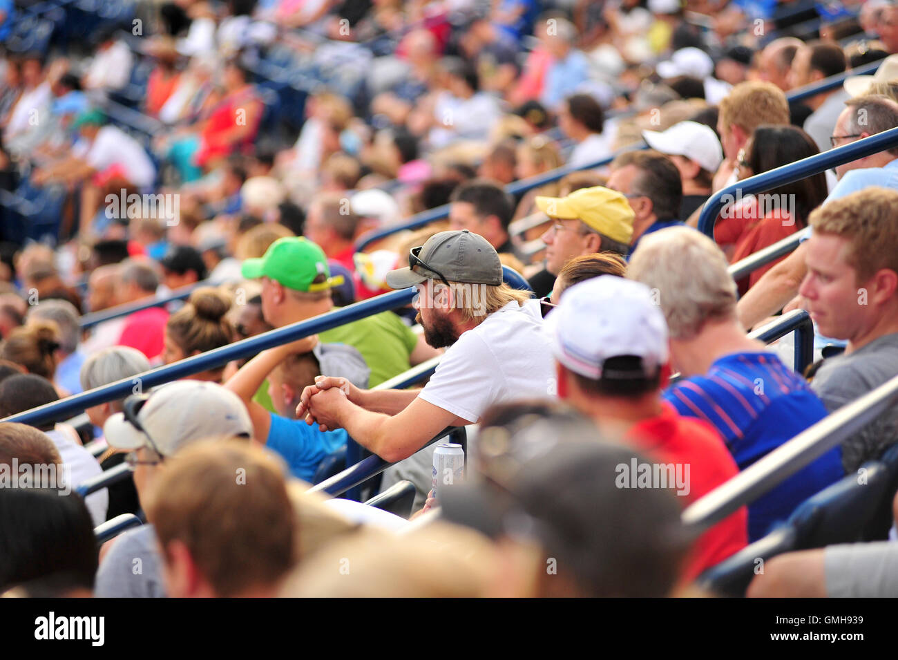 Sold out tennis arena hi-res stock photography and images - Alamy
