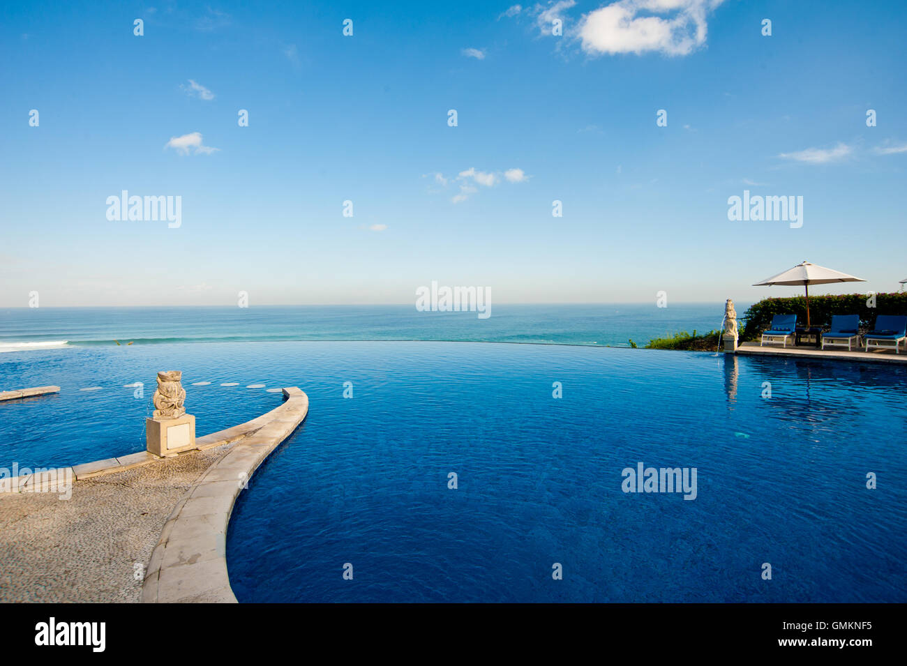 Swimming infinity pool hi-res stock photography and images - Alamy