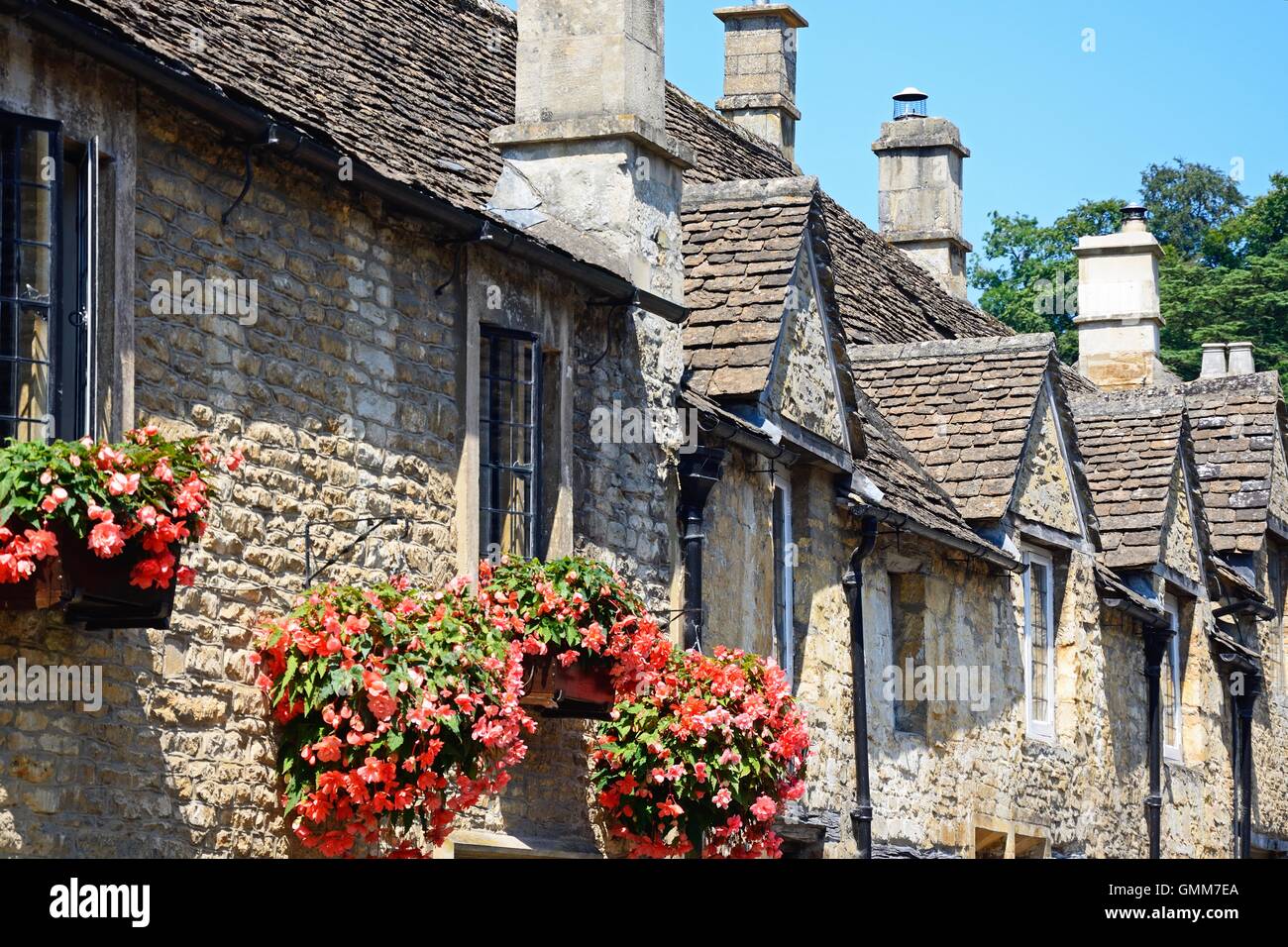 Cottages with hanging basket hi-res stock photography and images - Alamy
