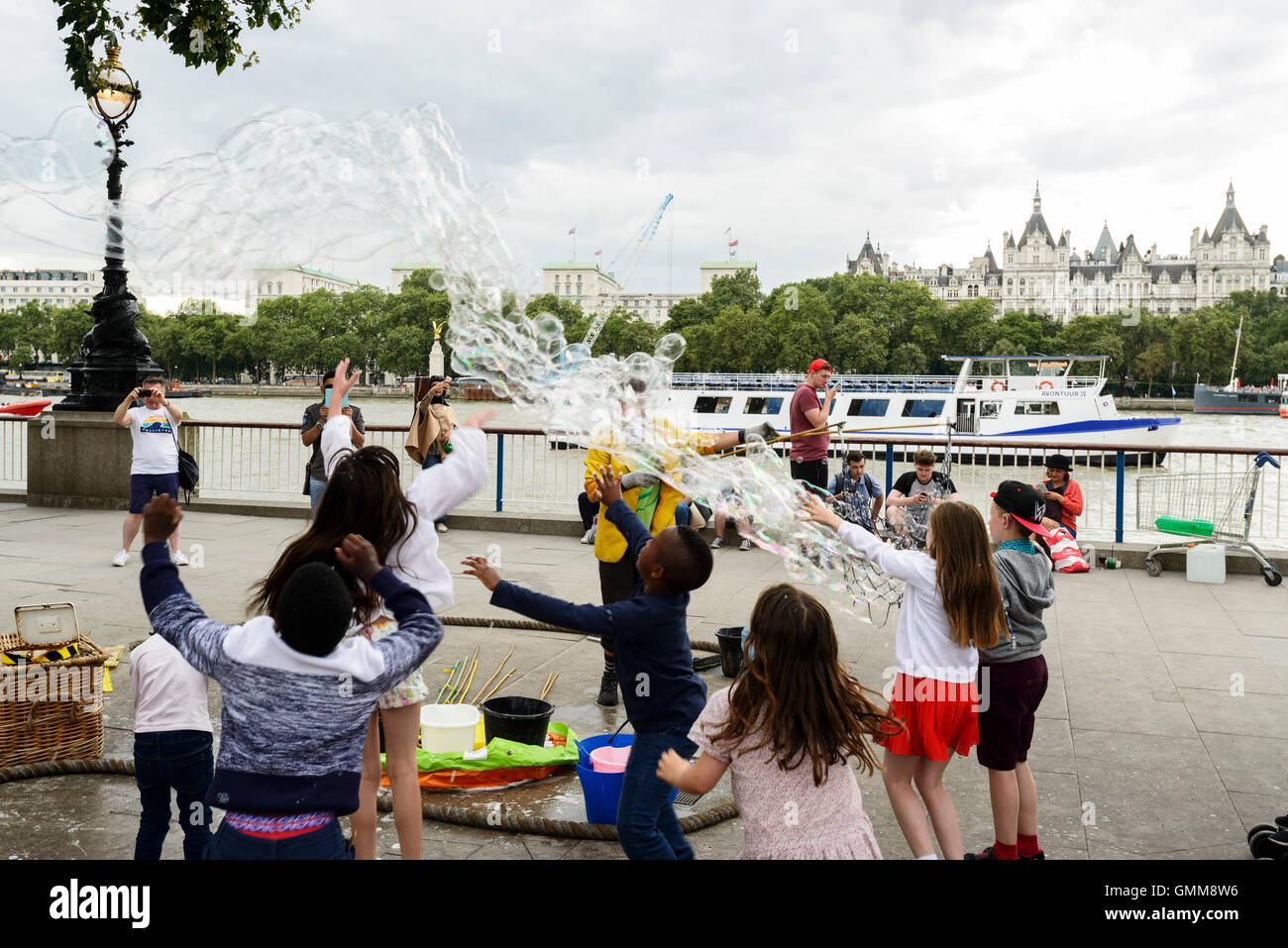 Street magician hi-res stock photography and images - Alamy
