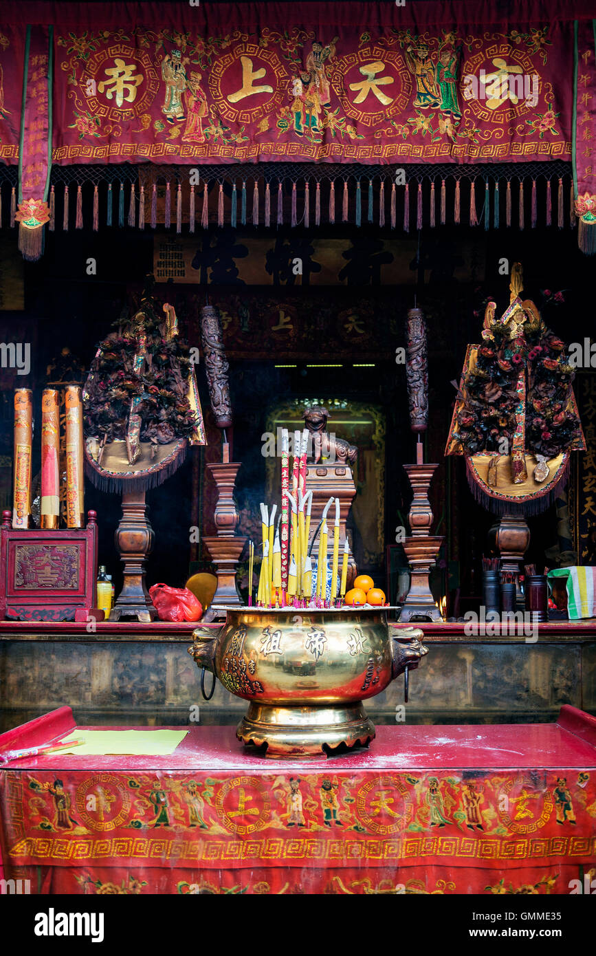 Chinese altar hi-res stock photography and images - Alamy