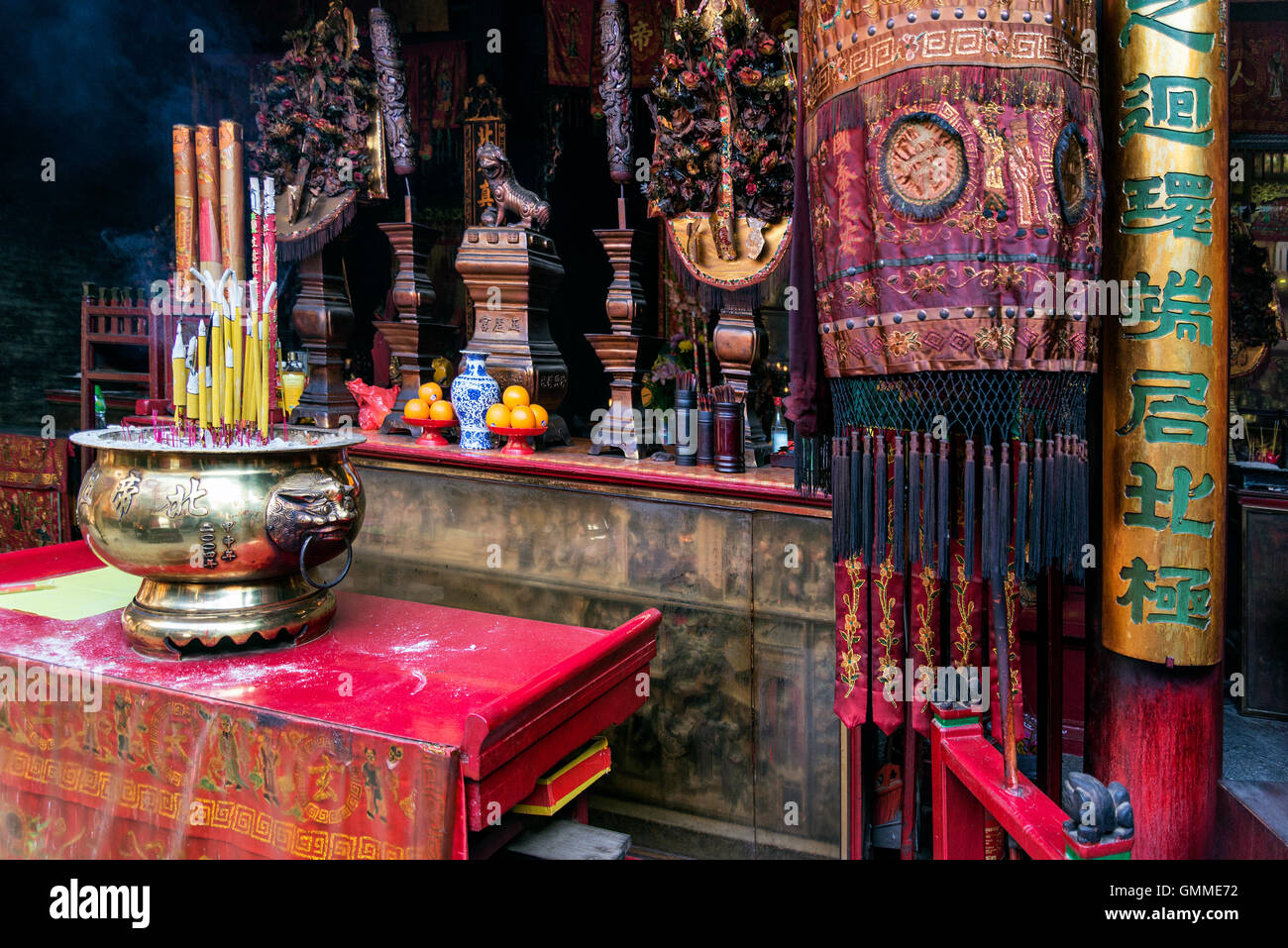 Chinese altar hi-res stock photography and images - Alamy