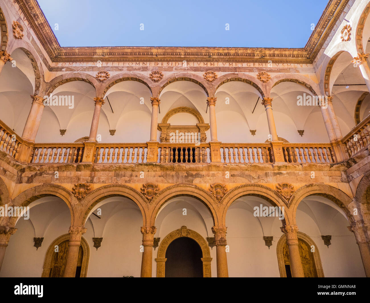 16th century spanish castles hi-res stock photography and images - Alamy