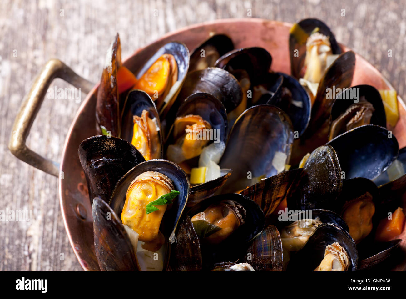 cooked mussels in a copper pot Stock Photo - Alamy