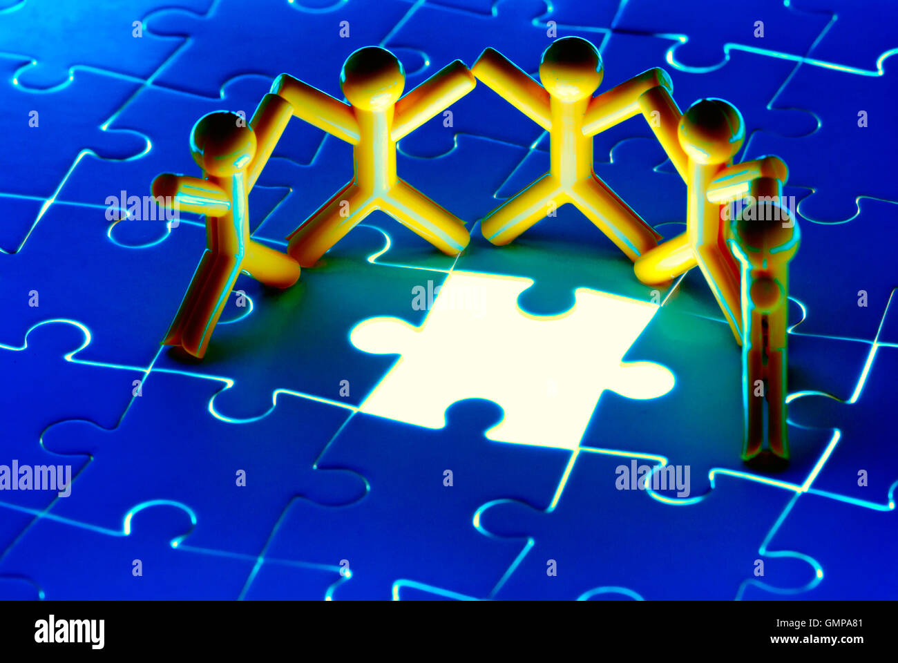Team work on solving puzzle problem Stock Photo - Alamy