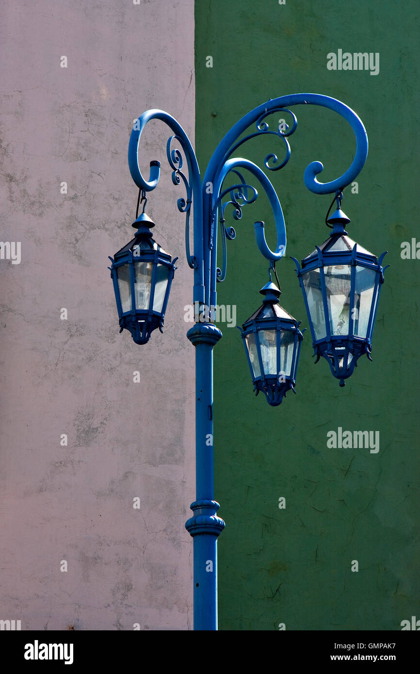 Green curved street lamp hi-res stock photography and images - Alamy