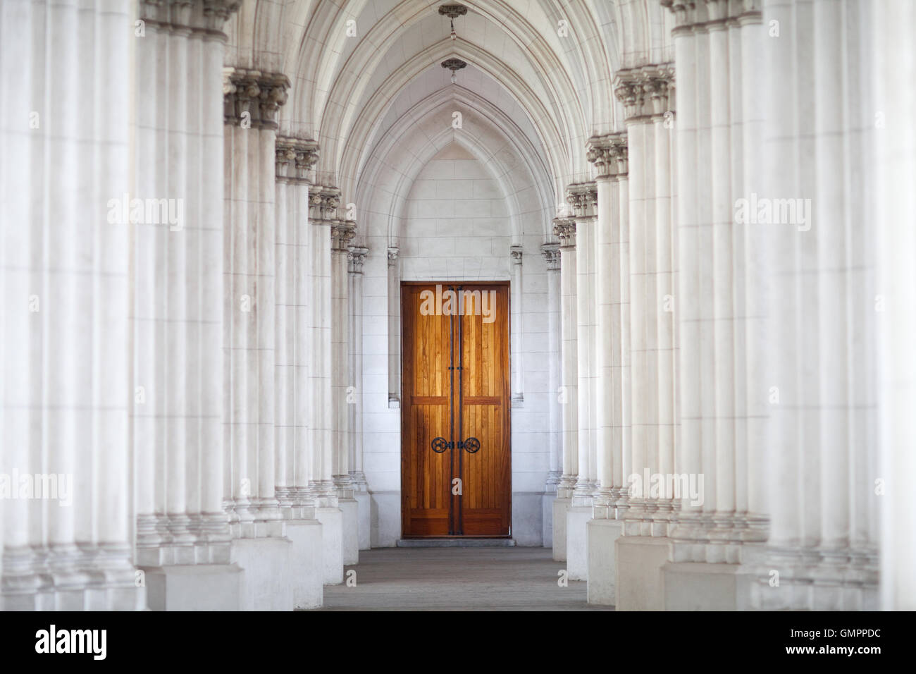 Corridor arch columns exterior hi-res stock photography and images - Alamy