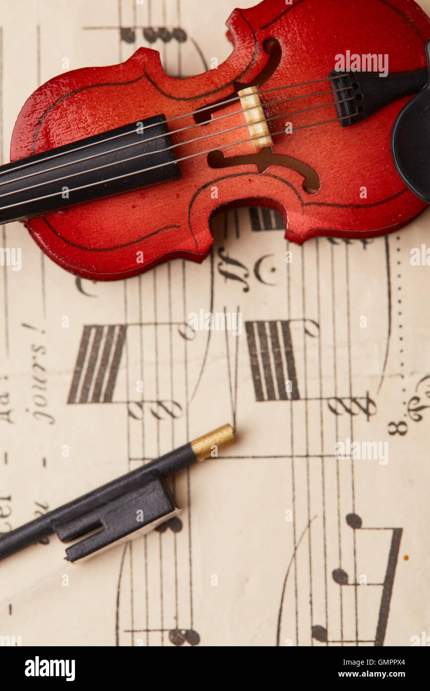 violin on of notes background Stock Photo - Alamy