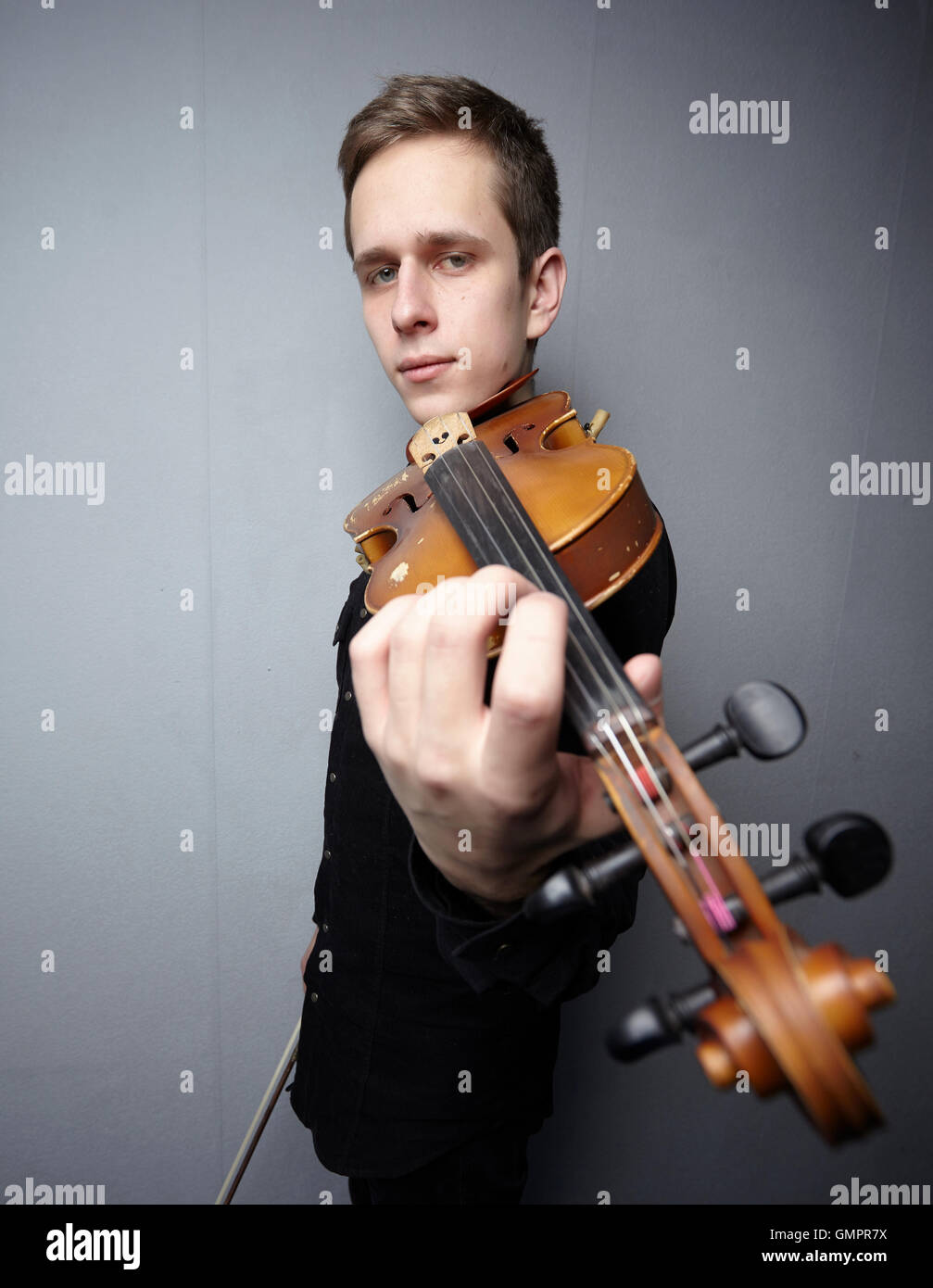 man playing violin close-up Stock Photo - Alamy