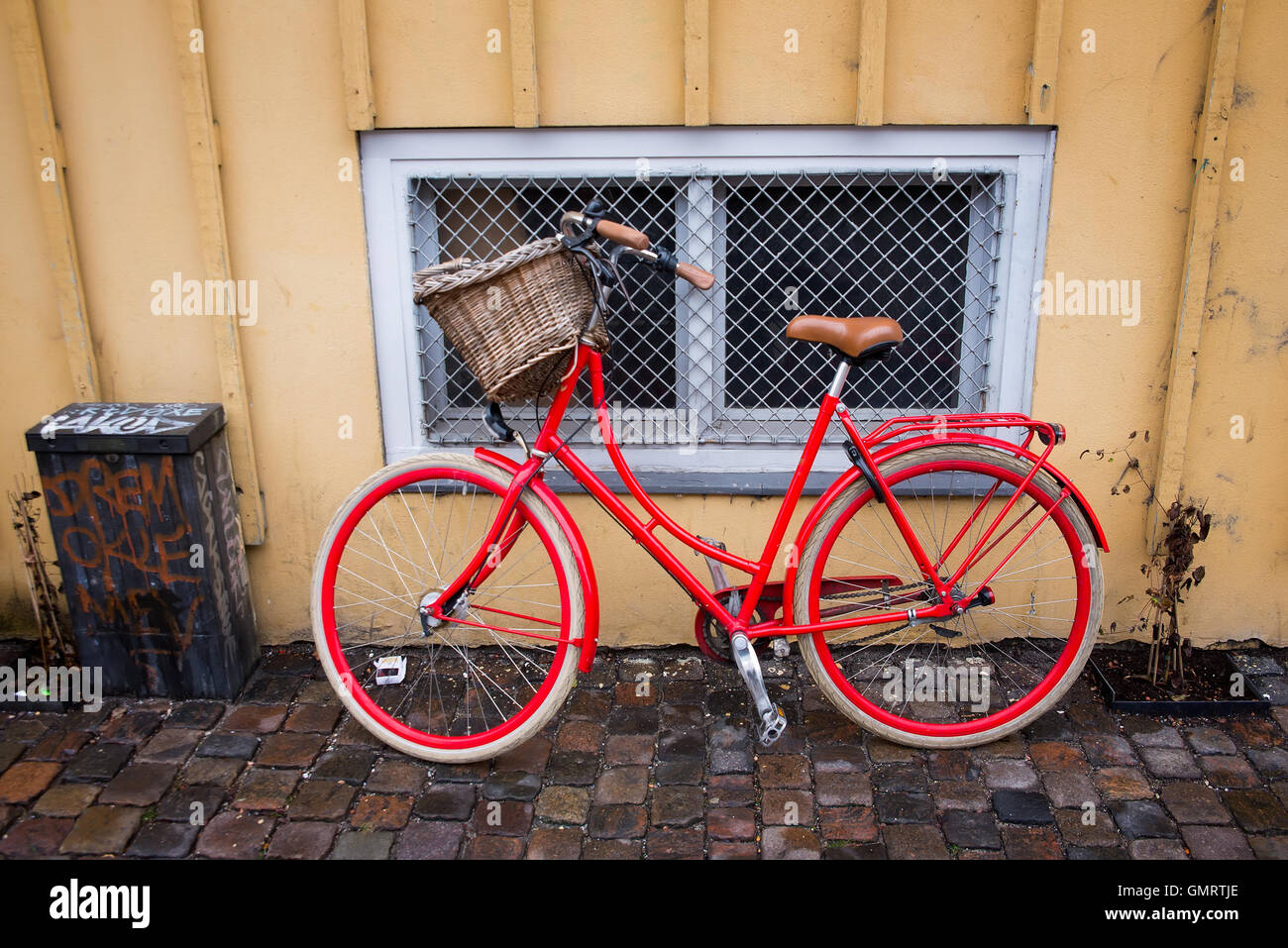 Metal bike basket hi-res stock photography and images - Alamy