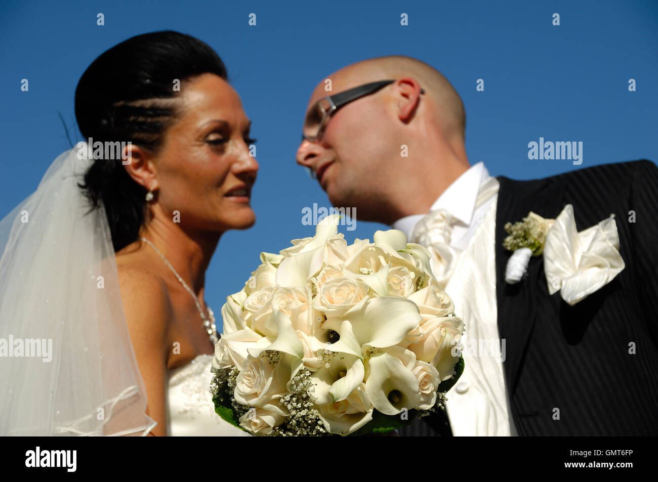 Wedding flowers and couple Stock Photo - Alamy