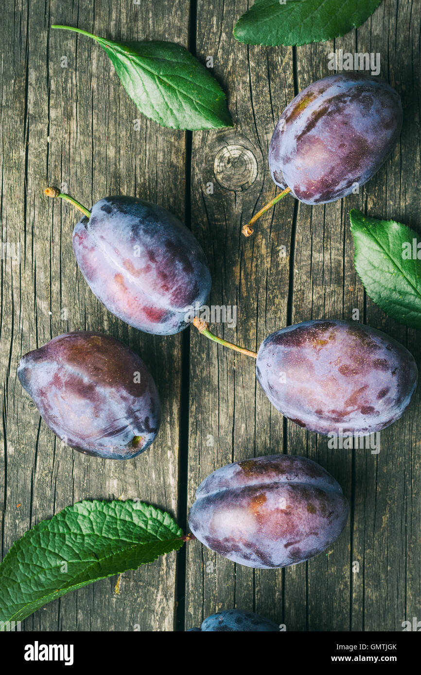 Fresh plums from garden with leaves. Top view Stock Photo - Alamy