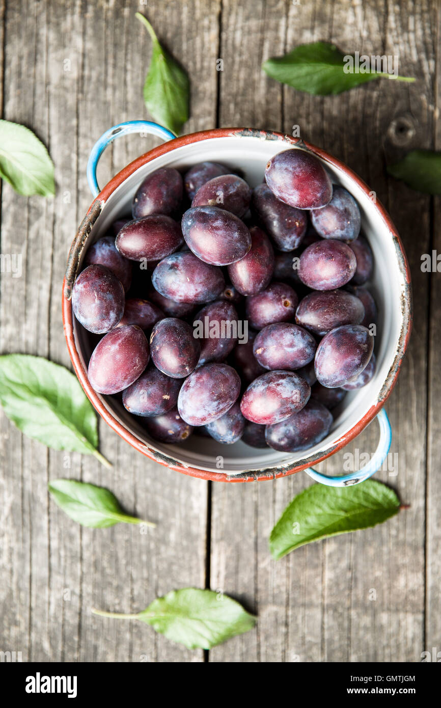 Fresh plums from garden with leaves. Top view Stock Photo - Alamy