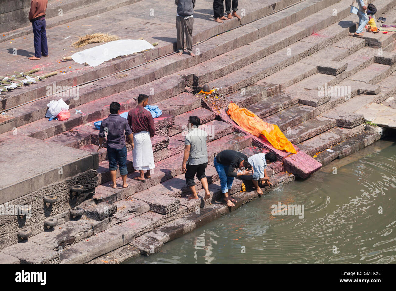 Cremation ceremony at pashupatinath temple hi-res stock photography and ...