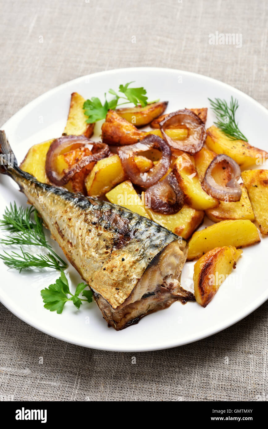 Fried mackerel fish and potato wedges Stock Photo - Alamy