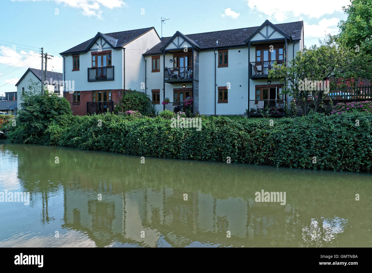 waterside property on Kennet and Avon Canal at Devizes Stock Photo - Alamy