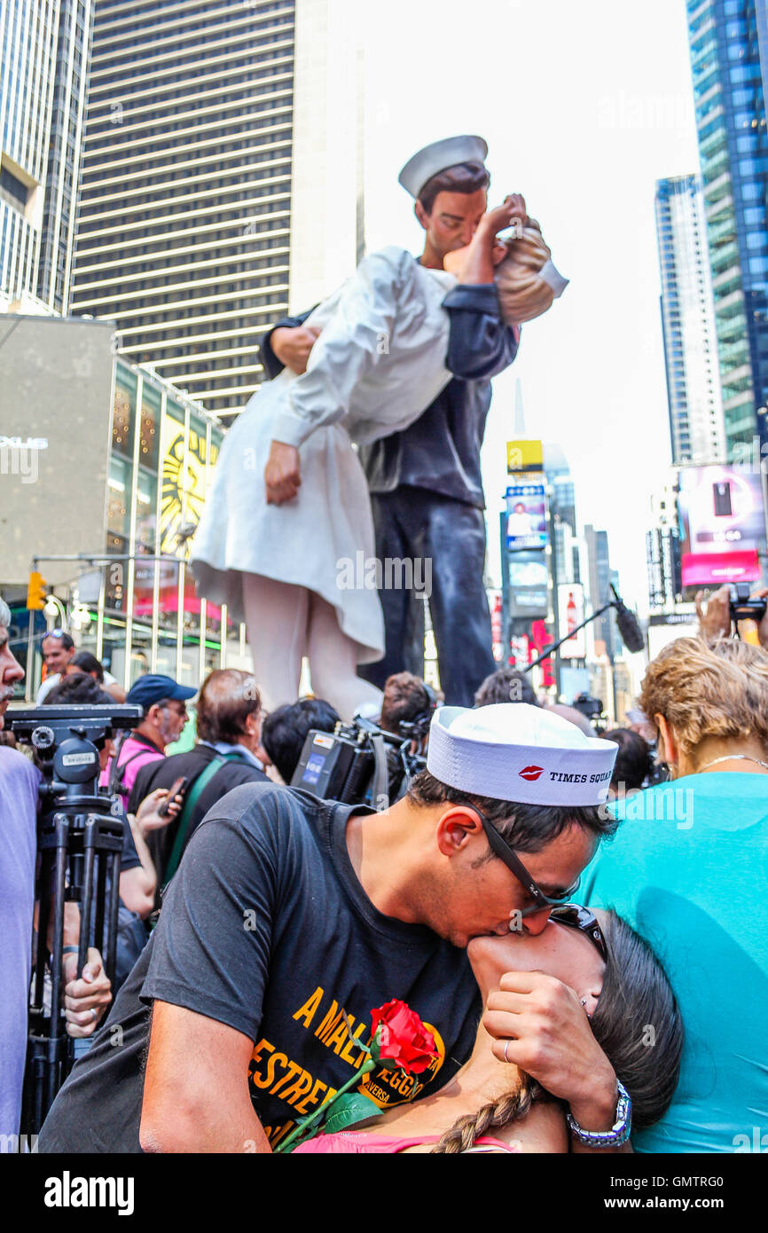 World war ii famous kiss hi-res stock photography and images - Alamy