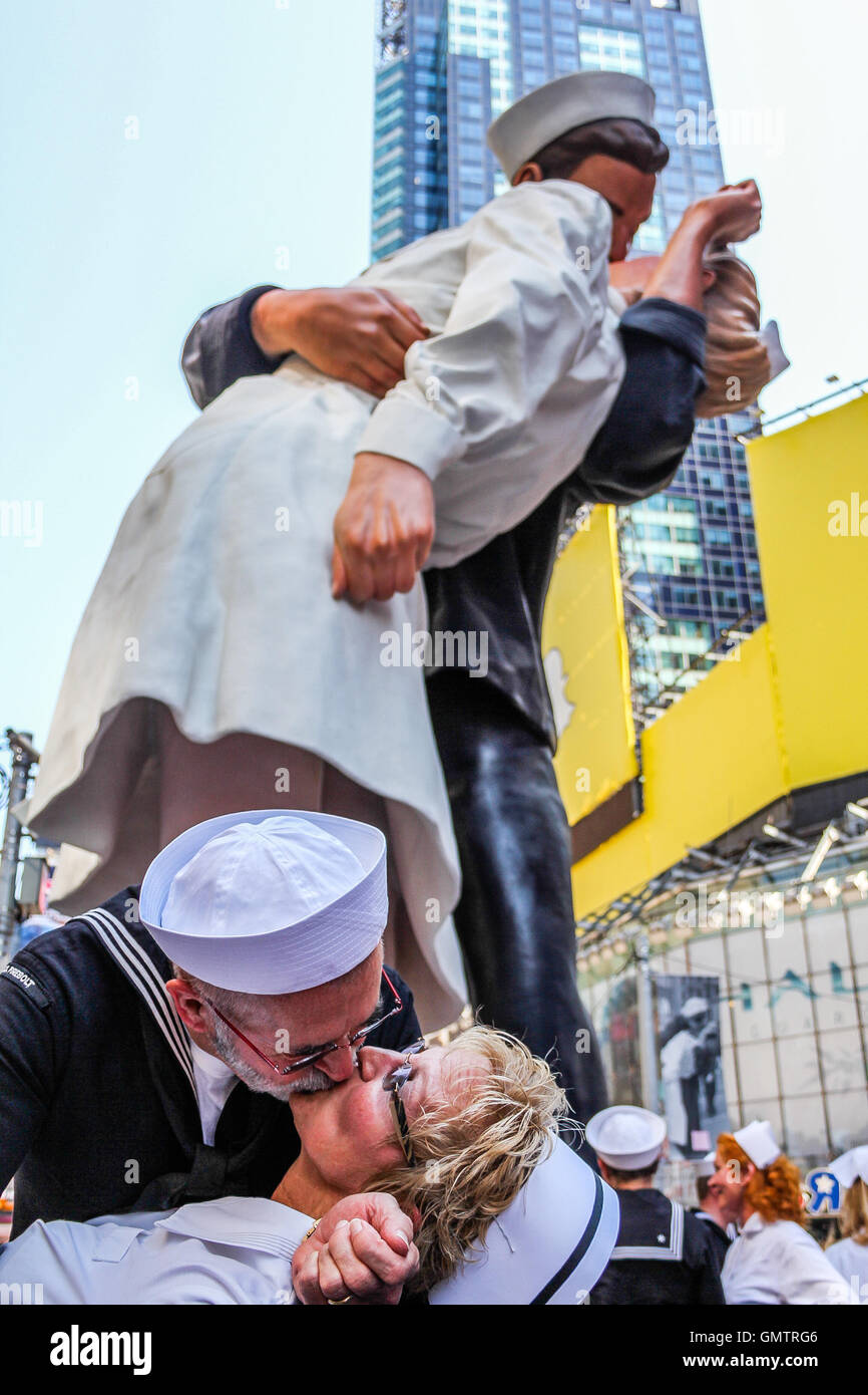 World war ii famous kiss hi-res stock photography and images - Alamy