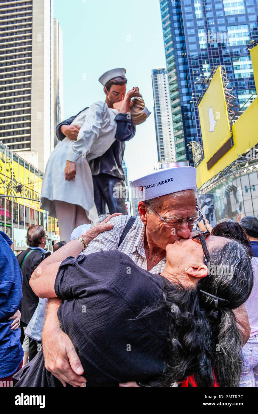 World war ii famous kiss hi-res stock photography and images - Alamy