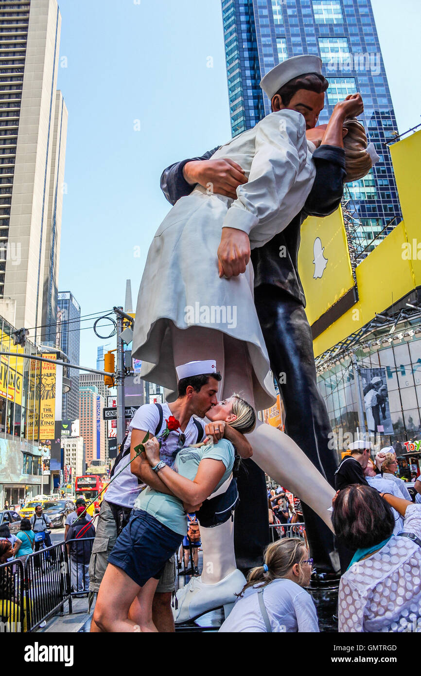 A couple reenacts the famous VJ-Day kiss in Time Square, NY Stock Photo ...