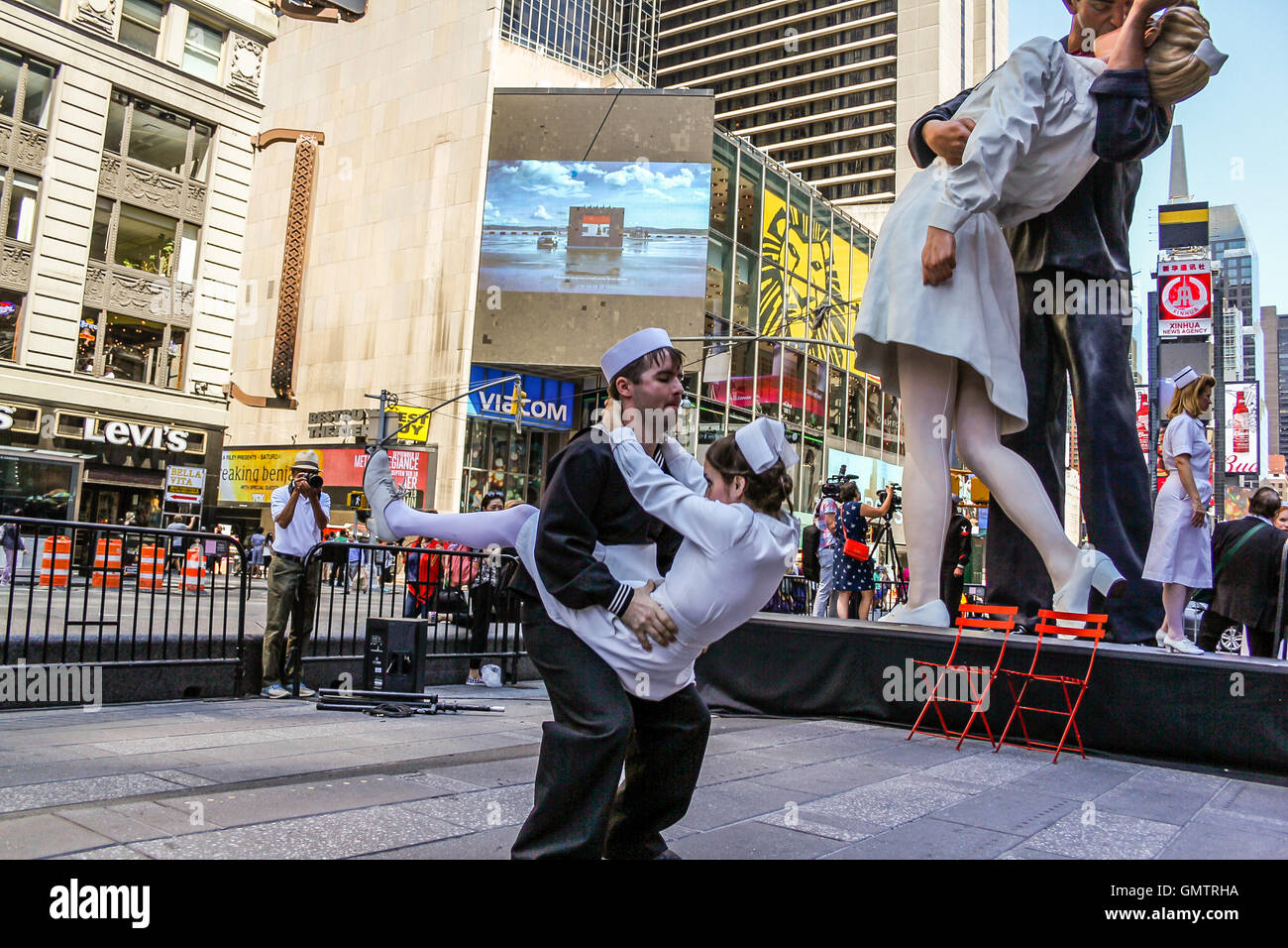 A sailor and nurse dance during the anniversary of the famous VJ-Day ...