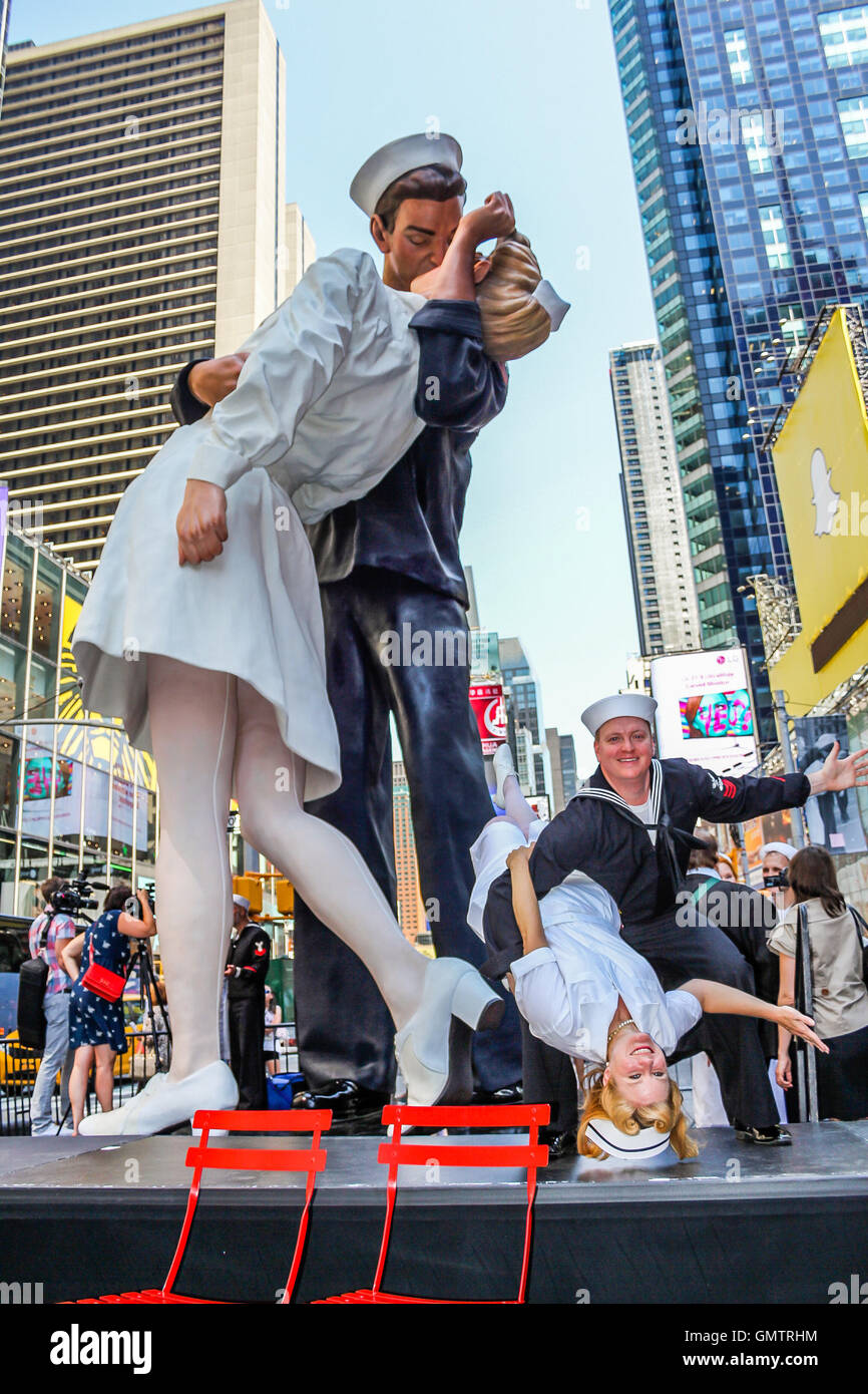 A couple reenacts the famous VJ-Day kiss in Time Square, NY Stock Photo ...