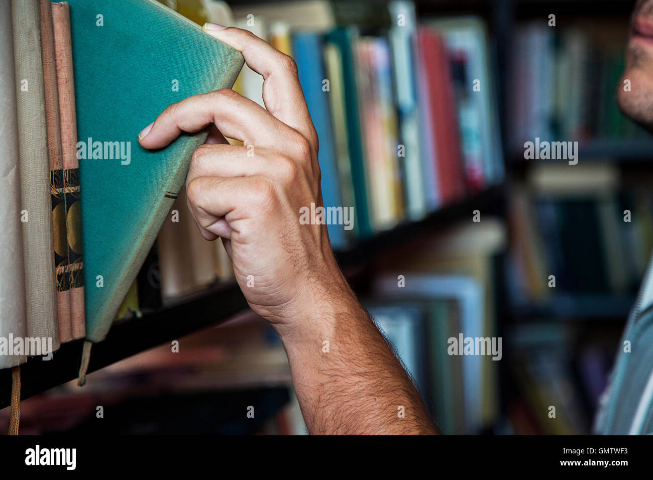 Finding a book hi-res stock photography and images - Alamy